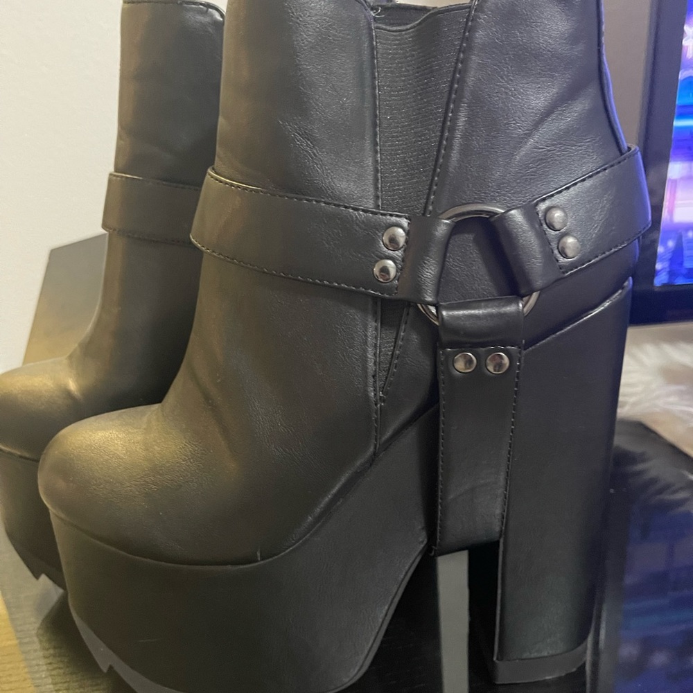 Yru Platform Boots - Gem